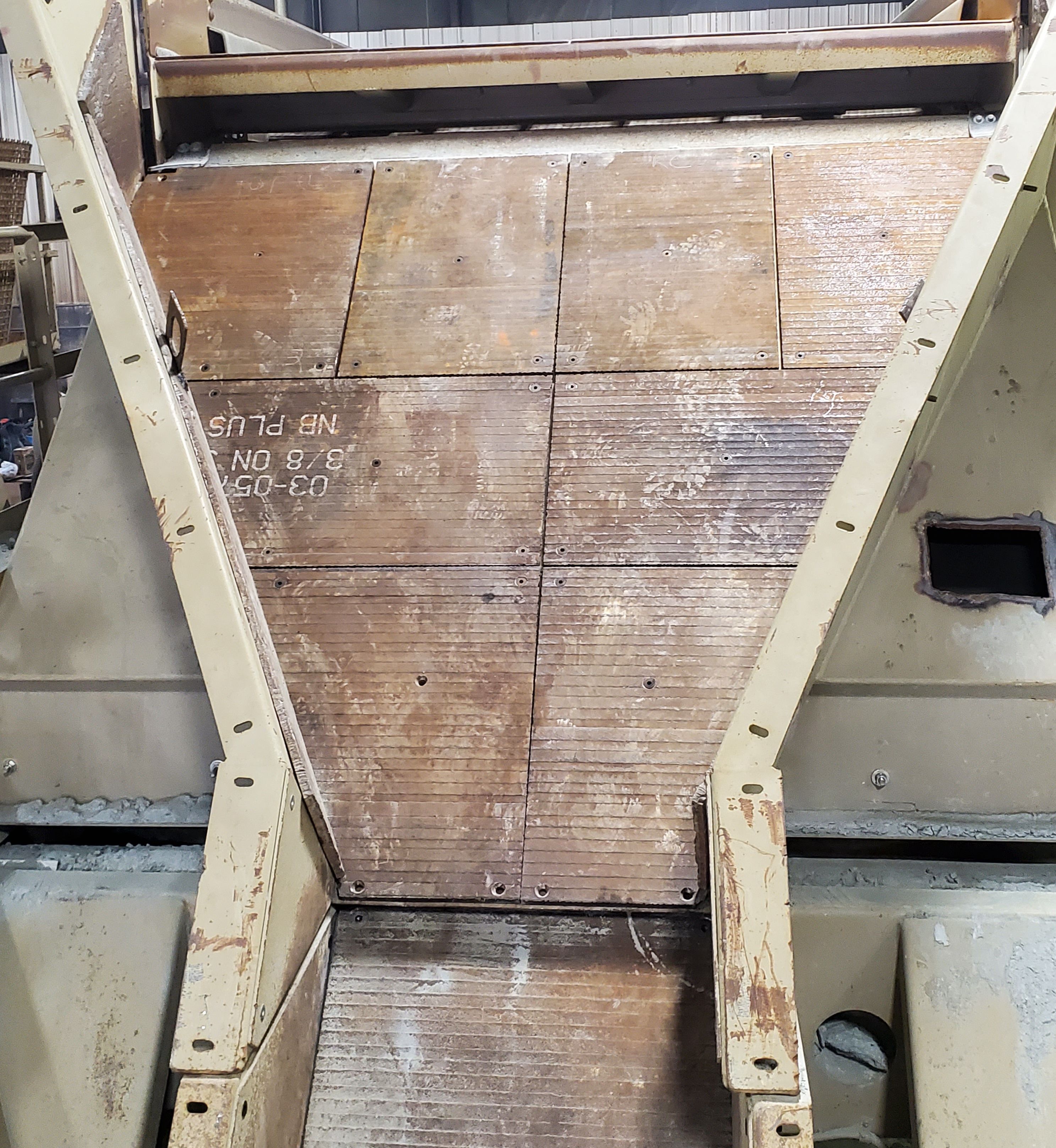 What Is The Best Wear Plate For Aggregate Discharge Chutes? - JADCO ...